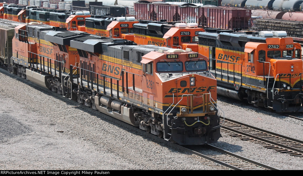BNSF 8281 and BNSF 7904